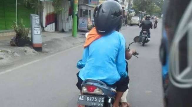 Gara-gara Pakai Helm, Ibu Ini Jadi Tenar di Medsos, Kenapa Yah? Gara-gara Pakai Helm, Ibu Ini Jadi Tenar di Medsos, Kenapa Yah?
