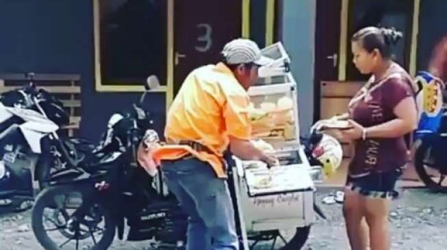 Nyeleneh! Lelaki Ini Jadi Tukang Rujak Fenomenal di Indonesia