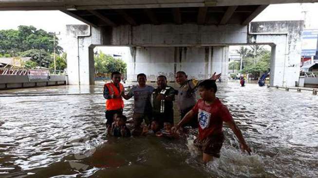 Jalanan Tertutup Banjir, Exit Tol Bitung Ditutup