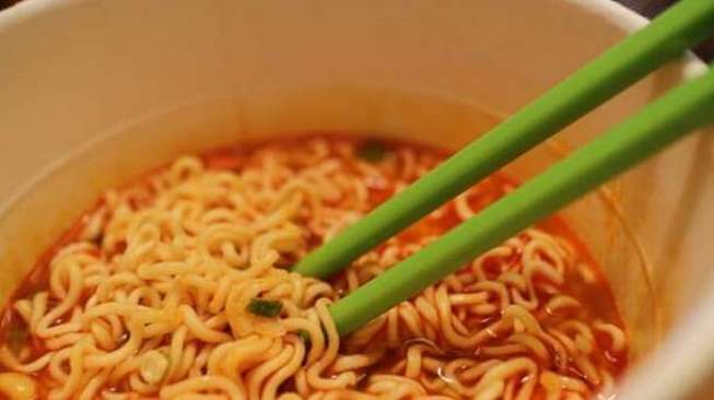 Hindari Makan Mi & Sawi Saat Sahur, Ini Alasannya