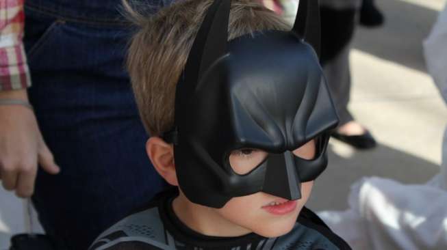Ingin Jadi Batman, Anak ini Sengaja Minta Digigit Kelelawar