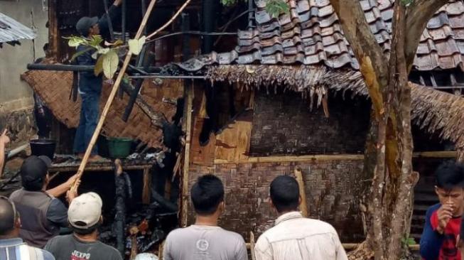 Akibat Api dari Tungku, Satu Rumah Ludes Terbakar
