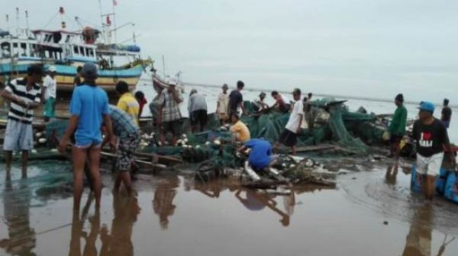 26 Perahu Nelayan Situbondo Rusak Dihantam Gelombang Tinggi