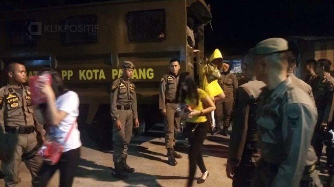 Belasan Wanita Diamankan Satpol PP Padang, Petugas Temukan KTP Palsu