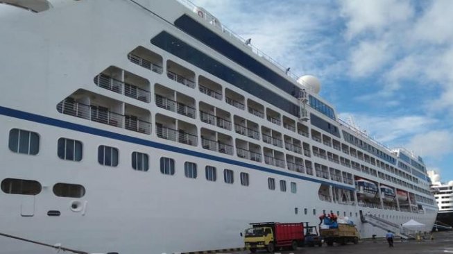 Pertama Dalam Sejarah, Dua Kapal Pesiar Sandar di Dermaga Benoa