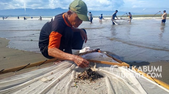 Mengenal Nyalawean, Tradisi Dibalik Acara Tangkap Ikan Impun