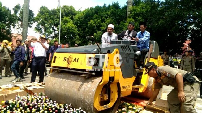 825 Botol Miras Dimusnahkan Satpol PP Pandeglang saat Milad ke 145