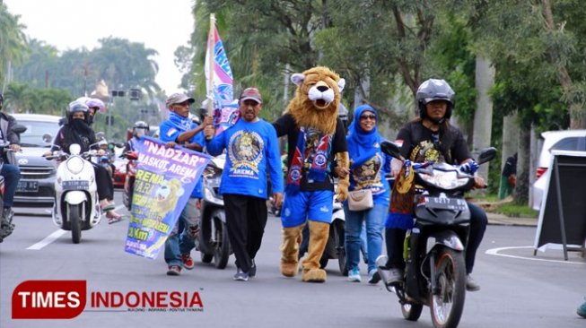 Maskot Arema FC Tebus Nazar, Jalan Kaki 28 KM dan Berakhir Sujud Syukur