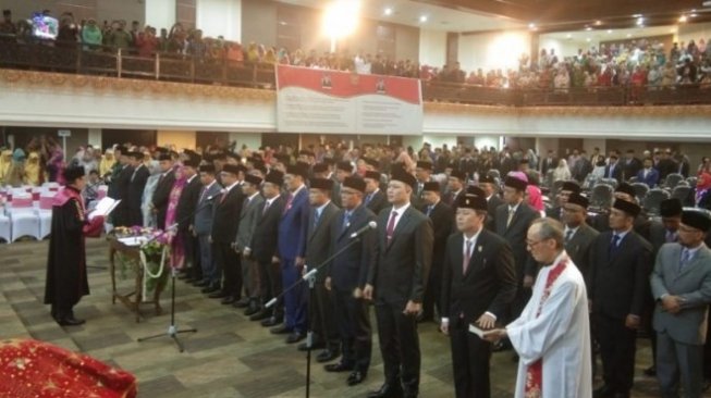 65 Anggota DPRD Sumbar 2019-2024 Resmi Dilantik