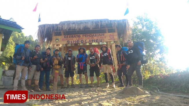Ratusan Pendaki Jalur Singolangu Magetan Rayakan 1 Suro di Puncak Lawu