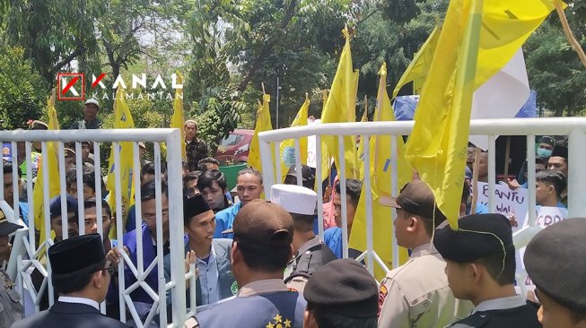Saat Dilantik, 45 Anggota DPRD Banjar Langsung Disuguhi Demo PMII