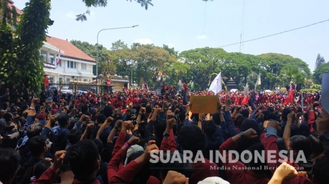 Ribuan Massa Berbaju Merah 'Kuasai' Gedung DPRD Kota Malang Ribuan Massa Berbaju Merah 'Kuasai' Gedung DPRD Kota Malang