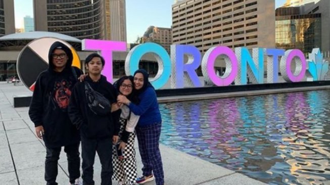 Anak Uya Kuya Membakar Sepatu Seharga Rp 2,3 Juta, Ini Lho Mereknya!