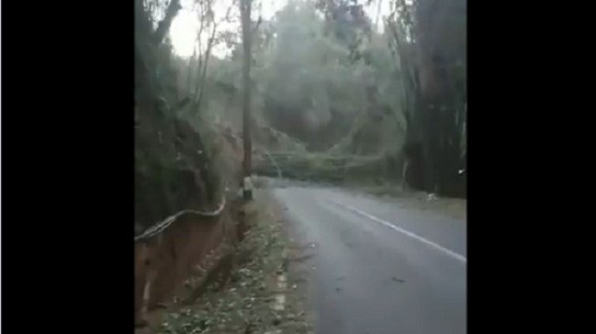 Video Angin Kencang Sapu Kawasan Merapi & Merbabu, Bangunan pun Roboh