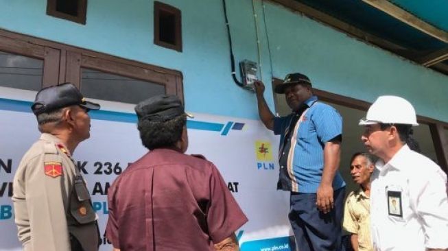 Kado Natal dari PLN, Dua Kampung di Supiori Barat Nikmati Listrik 24 Jam