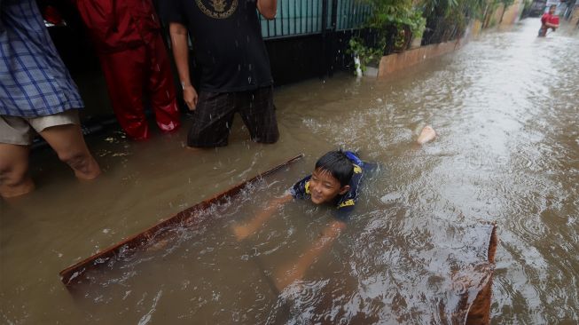 Diguyur Hujan Deras Kawasan Jatipadang Terendam Banjir
