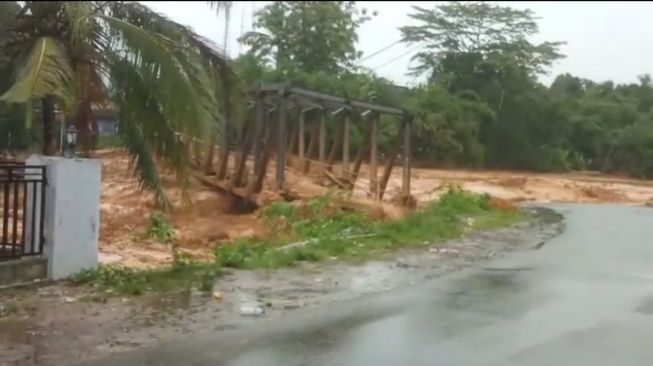 Diterjang Banjir Bandang, Jembatan Penghubung Sajira-Muncang Putus