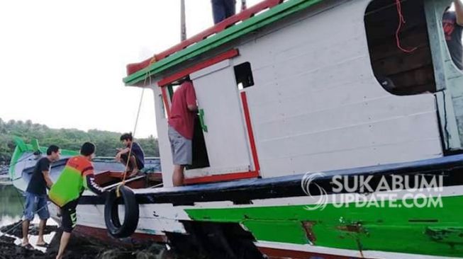 Penampakan Perahu yang Karam di Perairan Minajaya Sukabumi