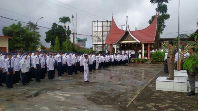 Kasat Pol-PP Padang Panjang Himbau Pelajar Tertib Perda Kasat Pol-PP Padang Panjang Himbau Pelajar Tertib Perda