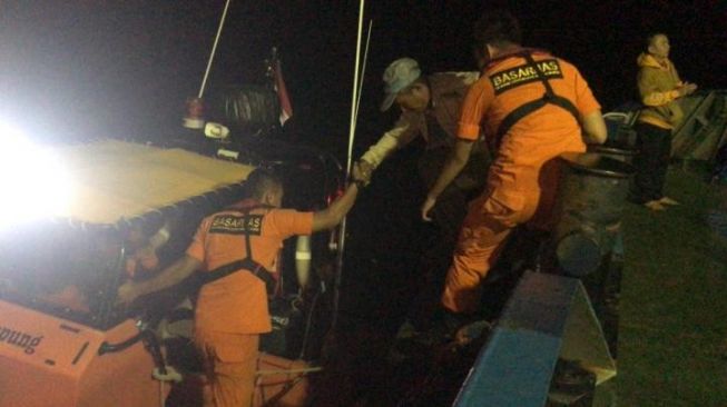 KMP Mati Mesin di Selat Sunda, Basarnas Bantu Evakuasi Penumpang