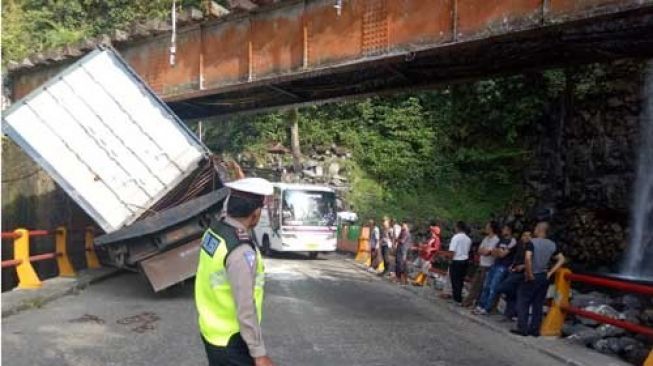 Truk Kontainer Tersangkut di Jembatan Kereta Api Air Mancur Lembah Anai