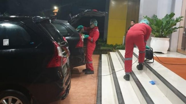 PLN UID Lampung Semprot Disinfektan di Lingkungan Kantor