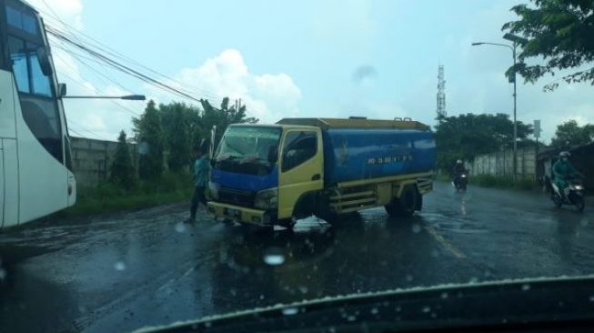 Patah As, Mobil Truk Melintang di Jalan Serang-Jakarta