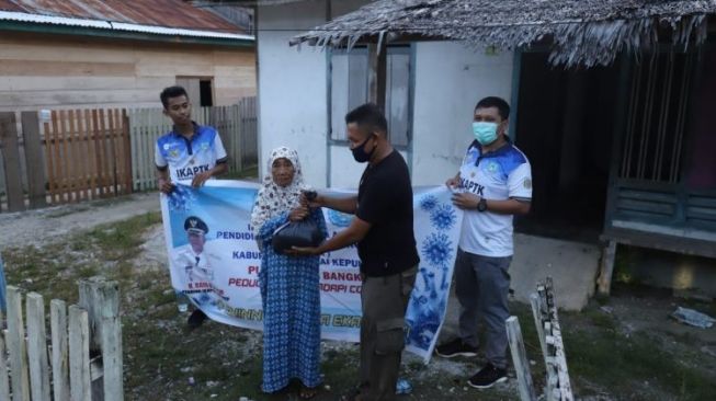 Cegah Covid-19, IKAPTK Bangkep Bagikan Sembako dan Masker