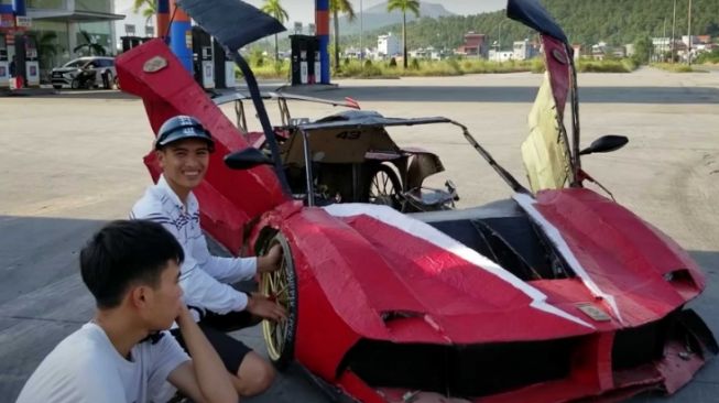 Kreatif Abis, Ferrari KW Ini Dibuat dengan Bermodalkan Kardus!