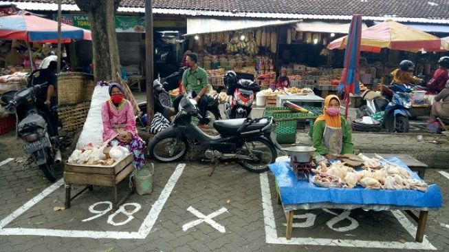 495 Pedagang Pasar Bunder Sragen Terapkan Physical Distancing
