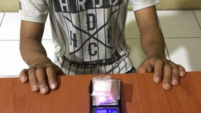 Gara-gara ‘Plastik Bening’ Pemuda Asal Ciomas Serang Digelandang Polisi Gara-gara ‘Plastik Bening’ Pemuda Asal Ciomas Serang Digelandang Polisi