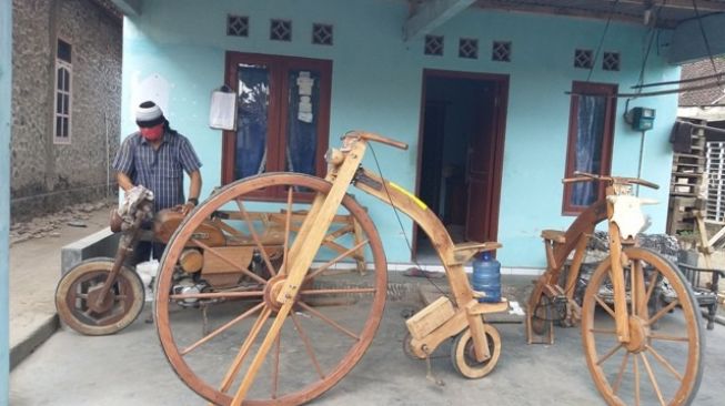 Gara-Gara Lihat Jam, Sarijo Asal Klaten Ciptakan Sepeda Kayu nan Unik