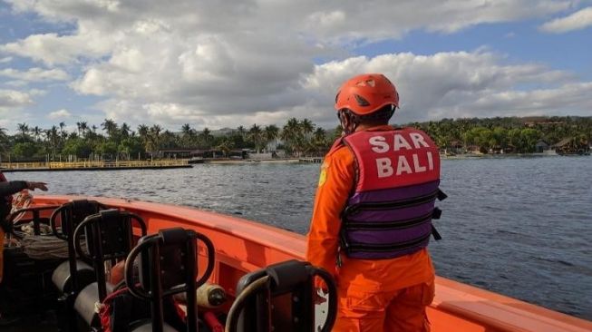 Perahu Nelayan Asal Ampenan Terdampar di Pantai Pengalon Karangasem