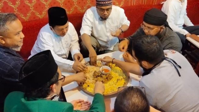 Johan Sulaiman Makan Nasi Briyani Buatan Syekh Ali Jaber