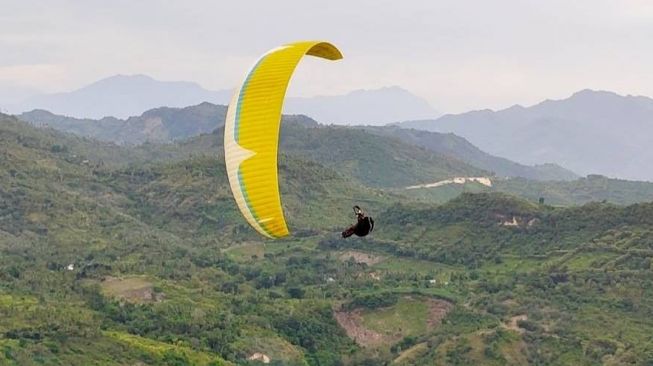 Gorontalo Miliki Spot Paralayang yang Indah