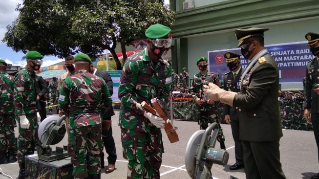 Kodam Pattimura Musnahkan Ratusan Pucuk Senjata Api Rakitan