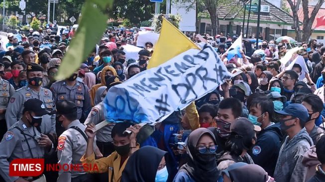 Demo Tolak UU Cipta Kerja di Gedung DPRD Majalengka Memanas
