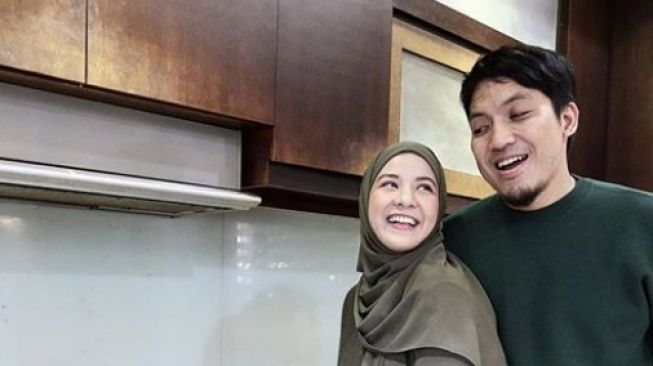 5 Pasangan Artis Terpaut Usia Jauh Ada Yang Lebih Dari 40 Tahun
