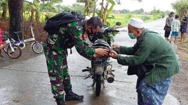 Ringan Tangan, TNI Juga Bantu Benahi Motor Sepeda Warga