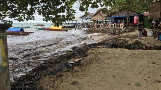 Limbah Minyak Hitam Kembali Cemari Pantai Batam