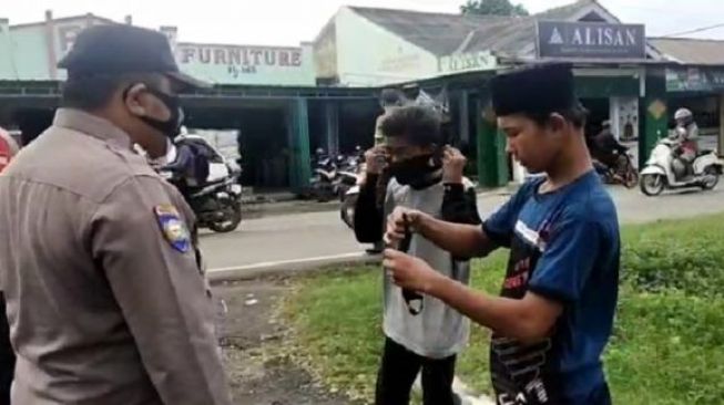 Pelanggar Prokes Di Tangerang Disanksi Push Up Dan Hafal Pancasila