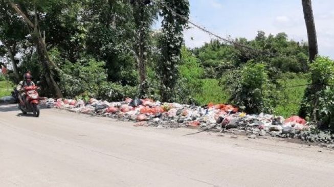 Duh, Sampah Desa Songgom Jaya dan Koper Berserakan