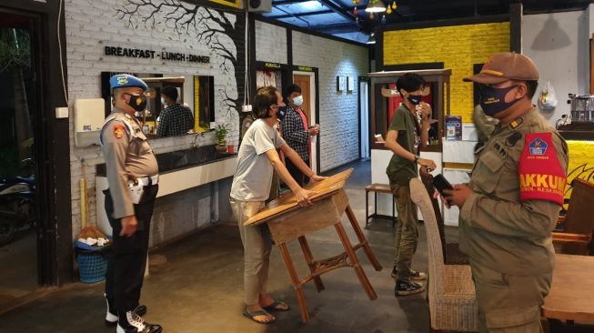 Langgar Ketentuan Jam Buka, Empat Cafe di Kota Cirebon Ditutup Paksa Langgar Ketentuan Jam Buka, Empat Cafe di Kota Cirebon Ditutup Paksa
