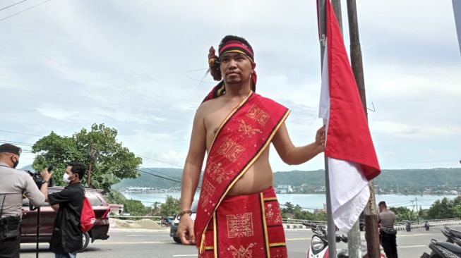 Pemuda Ini Dicegat Saat Sambut Presiden Dengan Pakaian Adat MBD