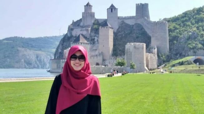 Febi Eka Putri, Mahasiswi Sungai Pinyuh yang Aktif Syiarkan Islam di Serbia