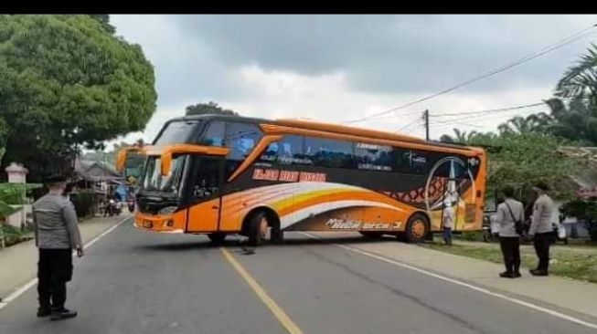 3 Bus dan 1 Mobil Pribadi di Perbatasan Jambi Dipaksa Putar Balik