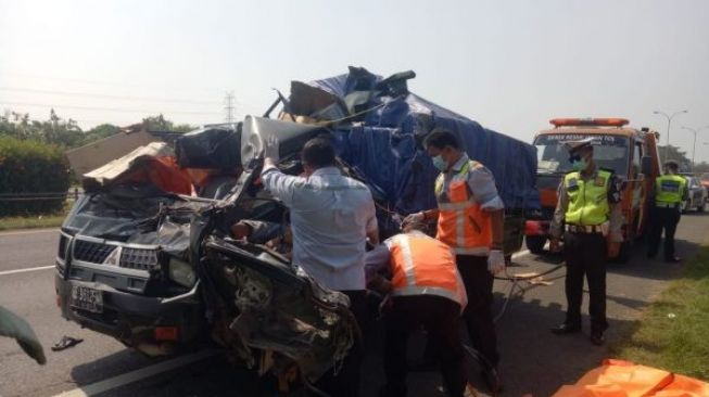 Pikap Tabrak Truk di Tol Tangerang-Merak, 2 Orang Tewas