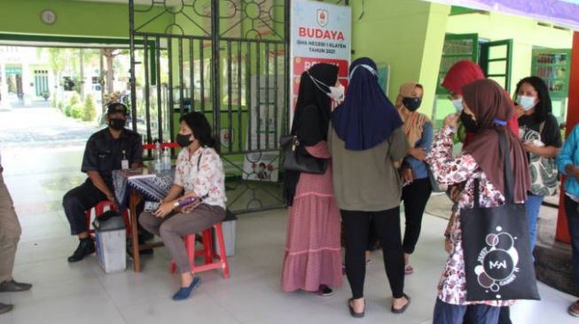 Protes Sistem Zonasi PPDB, Emak-Emak Klaten Tengah Geruduk SMAN 1 Klaten Protes Sistem Zonasi PPDB, Emak-Emak Klaten Tengah Geruduk SMAN 1 Klaten