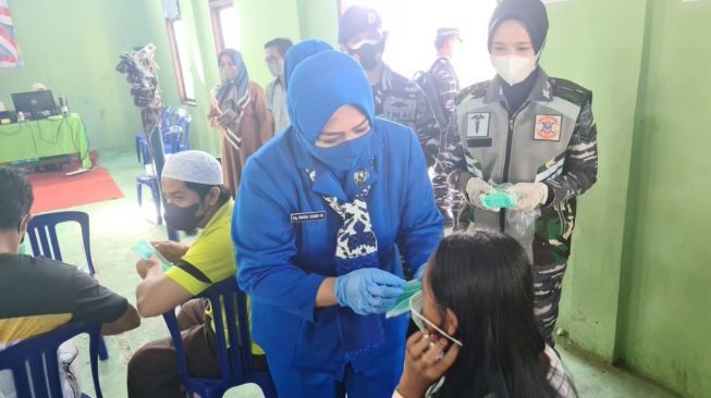 Pangkalan TNI AL Balikpapan Gelar Serbuan Vaksinasi di Pantai Lango, PPU Pangkalan TNI AL Balikpapan Gelar Serbuan Vaksinasi di Pantai Lango, PPU