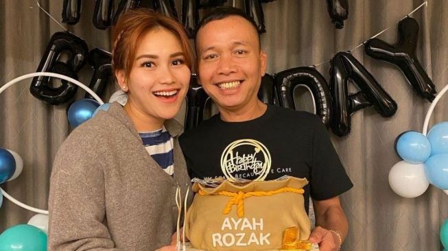 Ayu Ting Ting Blak-blakan Akui Suka Ogah Syuting Bareng Ayah Abdul Rozak Ayu Ting Ting Blak-blakan Akui Suka Ogah Syuting Bareng Ayah Abdul Rozak